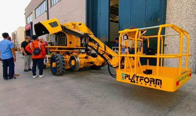Boom Lift Rel Pertama untuk PT KAI